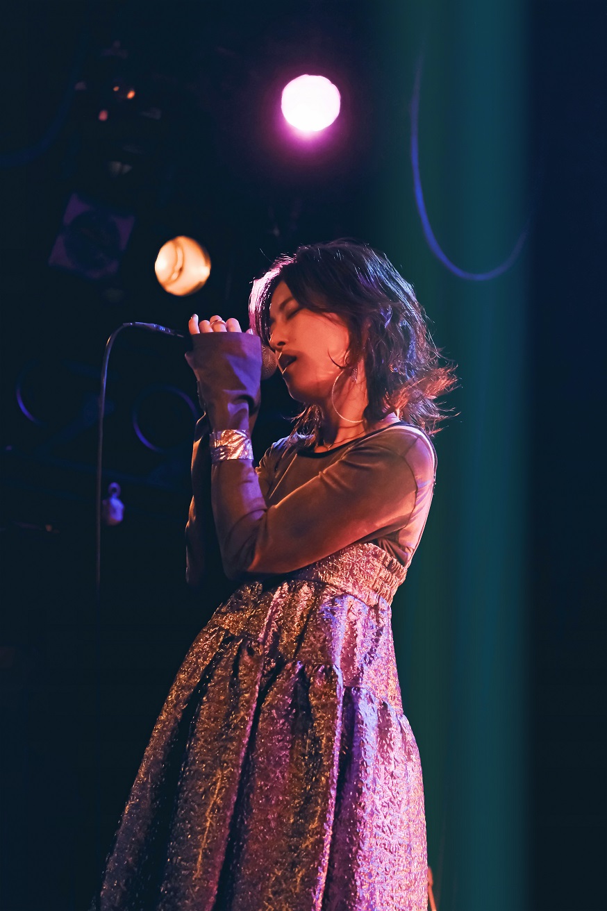 XinU、デビュー2年の到達点と次の一歩 柔らかくも力強い歌と豪華ゲストの共演で魅せたワンマンライブをレポート | Mikiki by TOWER RECORDS