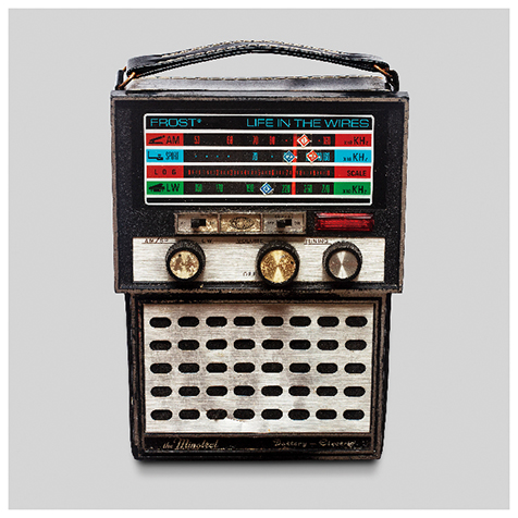 フロスト*（Frost*）『Life In The Wires』プログレバンドとしての快楽性も感じる、AIが支配する近未来を舞台にした2枚組 | Mikiki by TOWER RECORDS