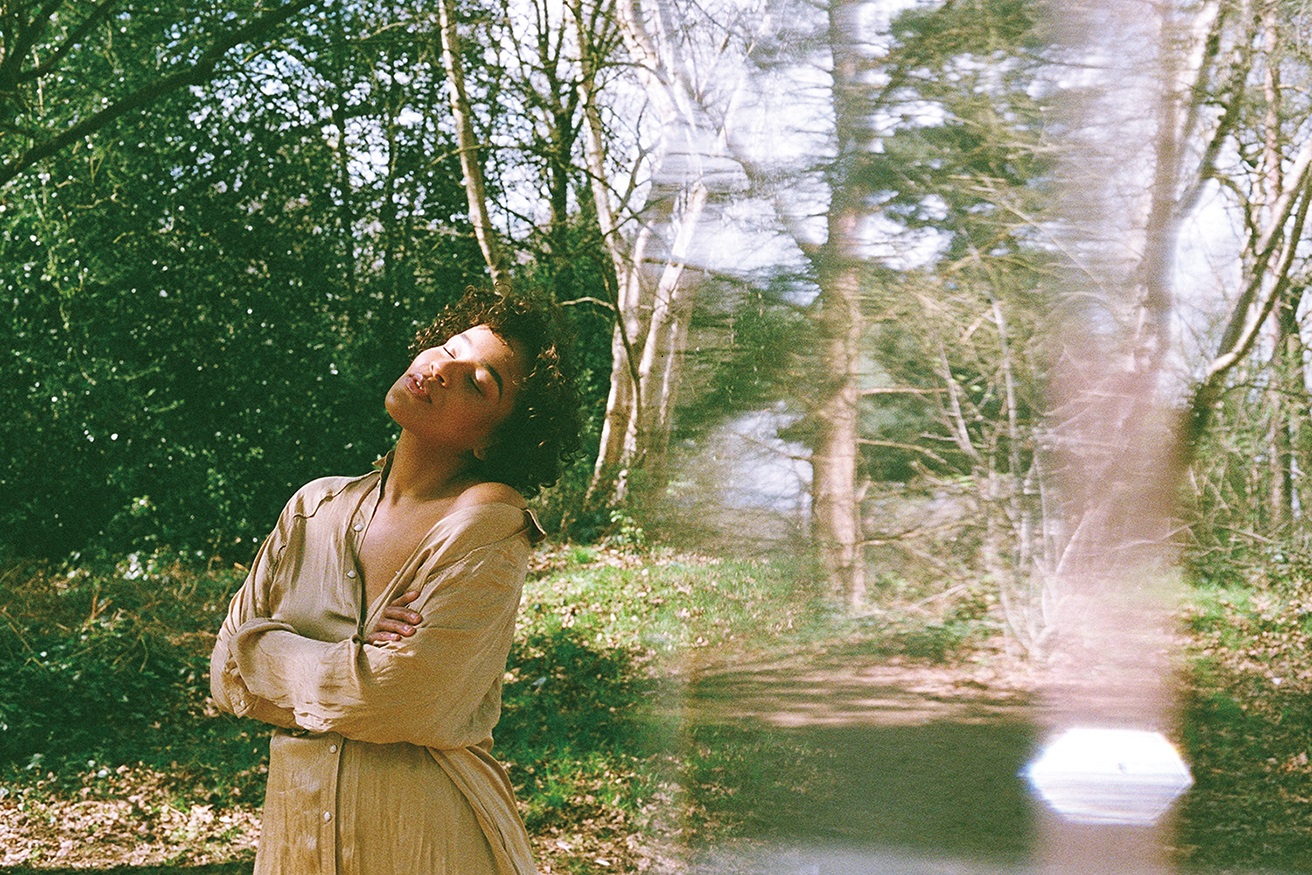 UK新世代シンガー フリーダ・トゥレイ（Frida Touray）とはどんな人物なのか――聴く者を抱きしめるソウル／フォークな初ソロアルバムを ...