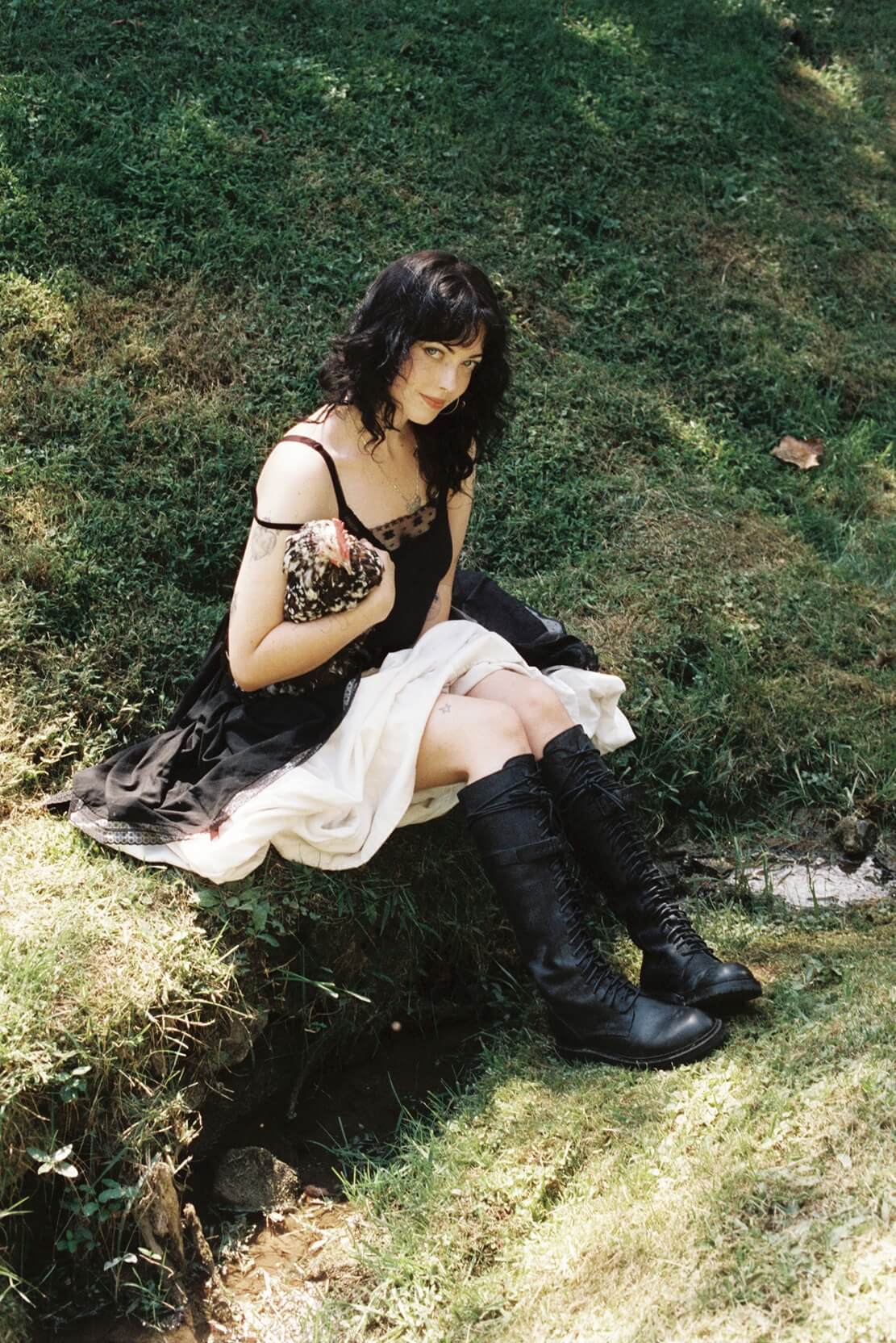 ヴァイオレット・グロール（Violet Grohl）の美学とは? デイヴ・グロールを父に持つ若き才能の鮮やかな初作『Be Sweet To ...