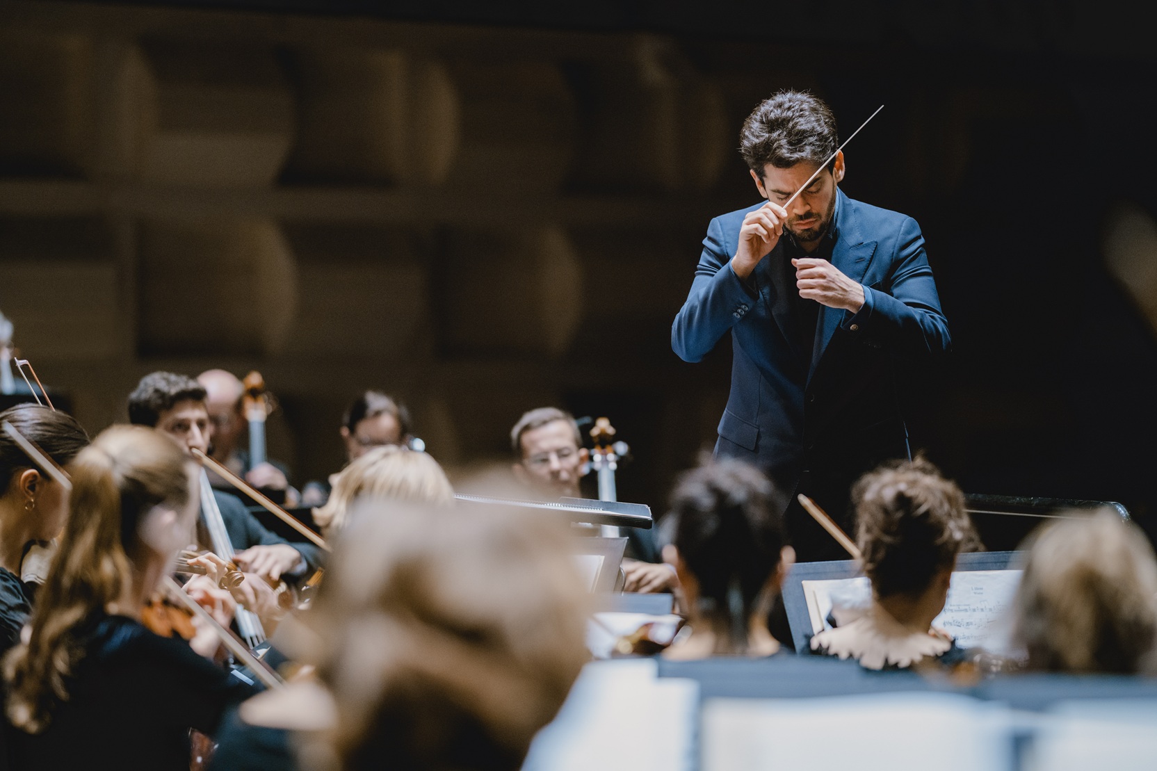 ラハフ・シャニ（Lahav Shani）がメンデルスゾーンの無念を晴らす――ドイツ音楽史の改革者と“スコットランド交響曲”への並々ならぬ思いを明かす | Mikiki by TOWER RECORDS