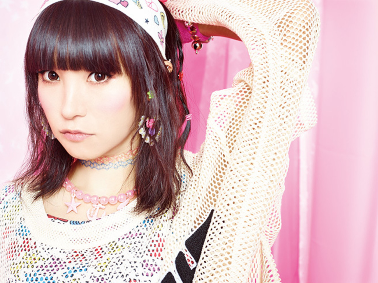 LiSA『BRiGHT FLiGHT / L.Miranic』〈PiNK〉と〈BLACK〉、両極の先で新たな扉見つけた両A面シングル | Mikiki