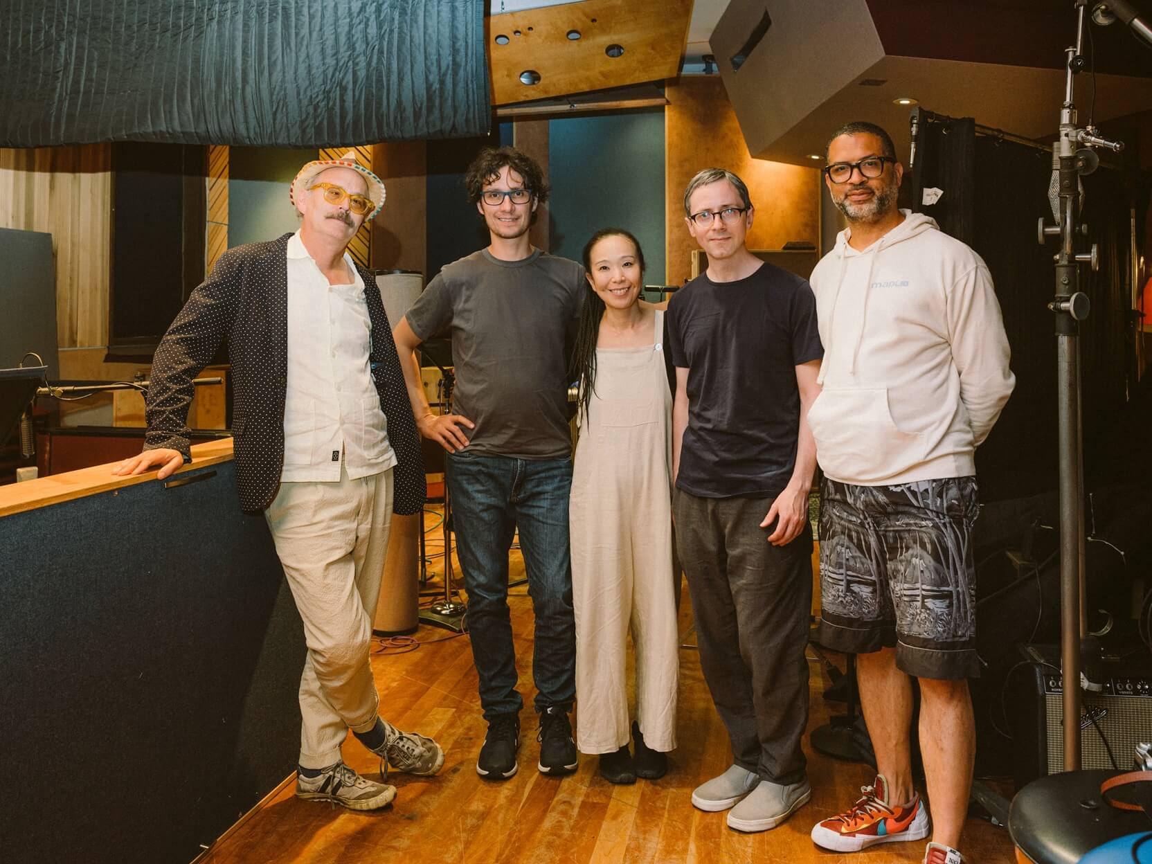 エミ・マカベ（Emi Makabe）『Echo』シンガー／三味線奏者が亡き父への祈りを込め、高みに到達したスピリチュアルな新作 | Mikiki by TOWER RECORDS