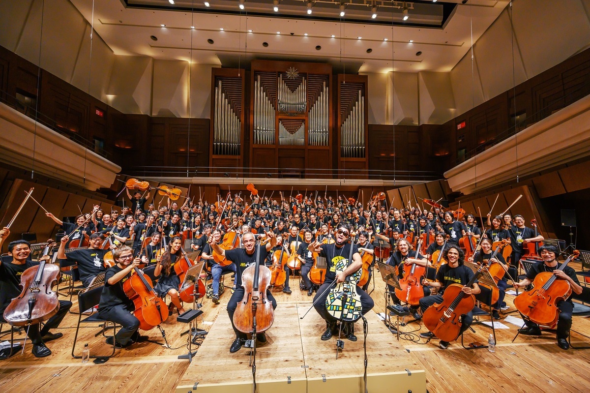 ジョヴァンニ・ソッリマ（Giovanni Sollima）と100人のチェリストが再び共演――ジャンルを超越する来日公演をより楽しむために | Mikiki by TOWER RECORDS