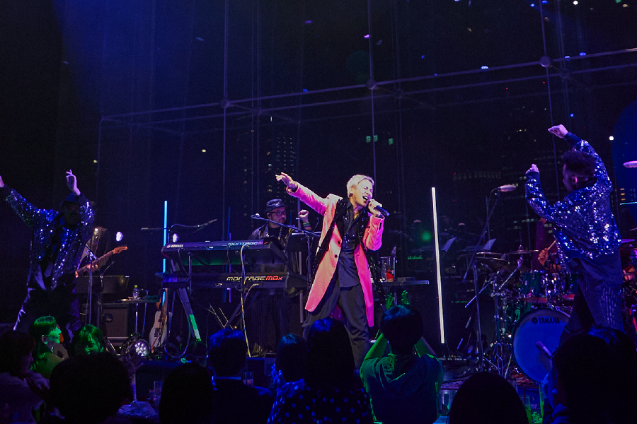 ISSAが決意を伝えた初のビルボードライブツアー、DA PUMPの名曲やソロ新曲“Another Life”も披露した最終日のレポートが到着 | Mikiki by TOWER RECORDS