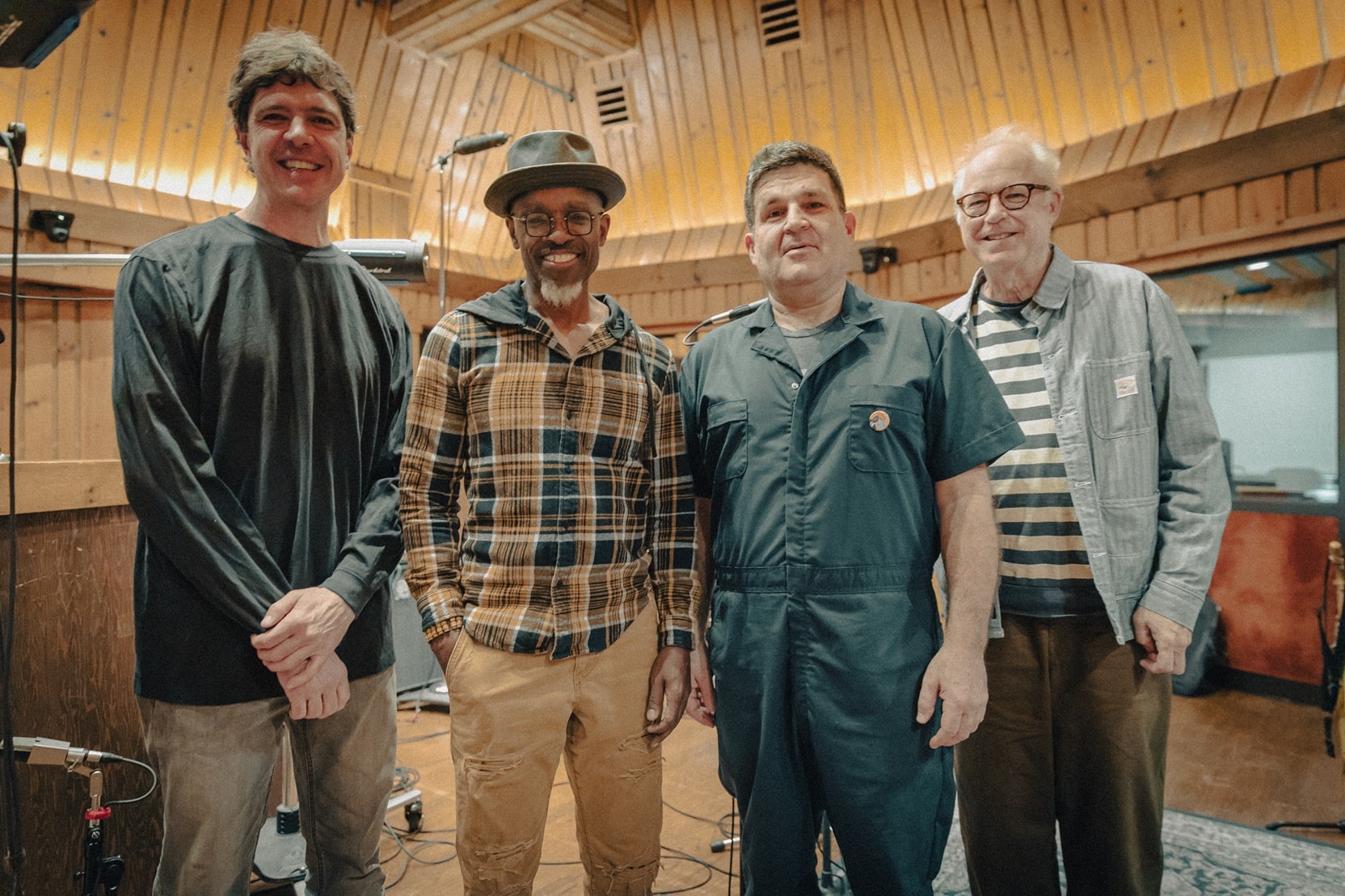 物質主義を超え、環境と伝統を守る米先住民に想いを馳せて――クリス・チーク（Chris Cheek）がビル・フリゼール・トリオと共演したスピリチュアルな新作 | Mikiki by TOWER ...