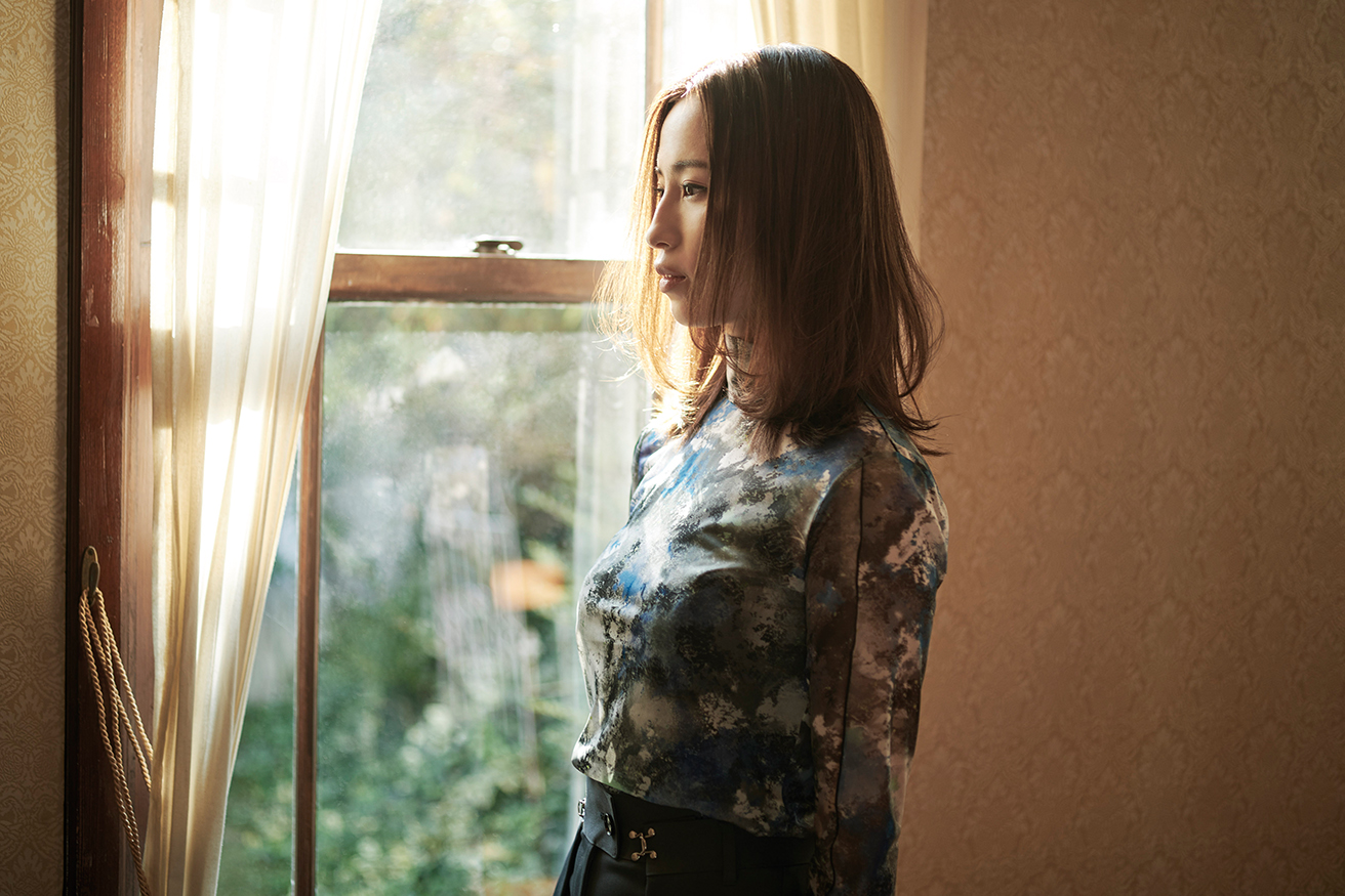 Uru『コントラスト』より自由に自分の色と感情を表現――“それを愛と呼ぶなら”収録の新作を語る | Mikiki by TOWER RECORDS