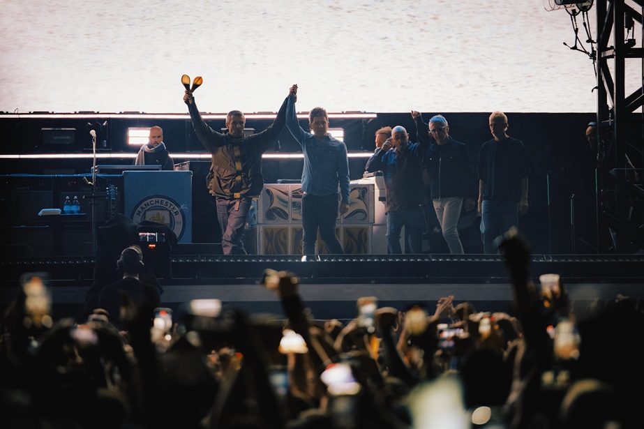 無敵のオアシス（Oasis）が帰ってきた! ノエルとリアムの堅い絆も目撃した妹沢奈美による再結成ツアー初日レポ | Mikiki by TOWER RECORDS